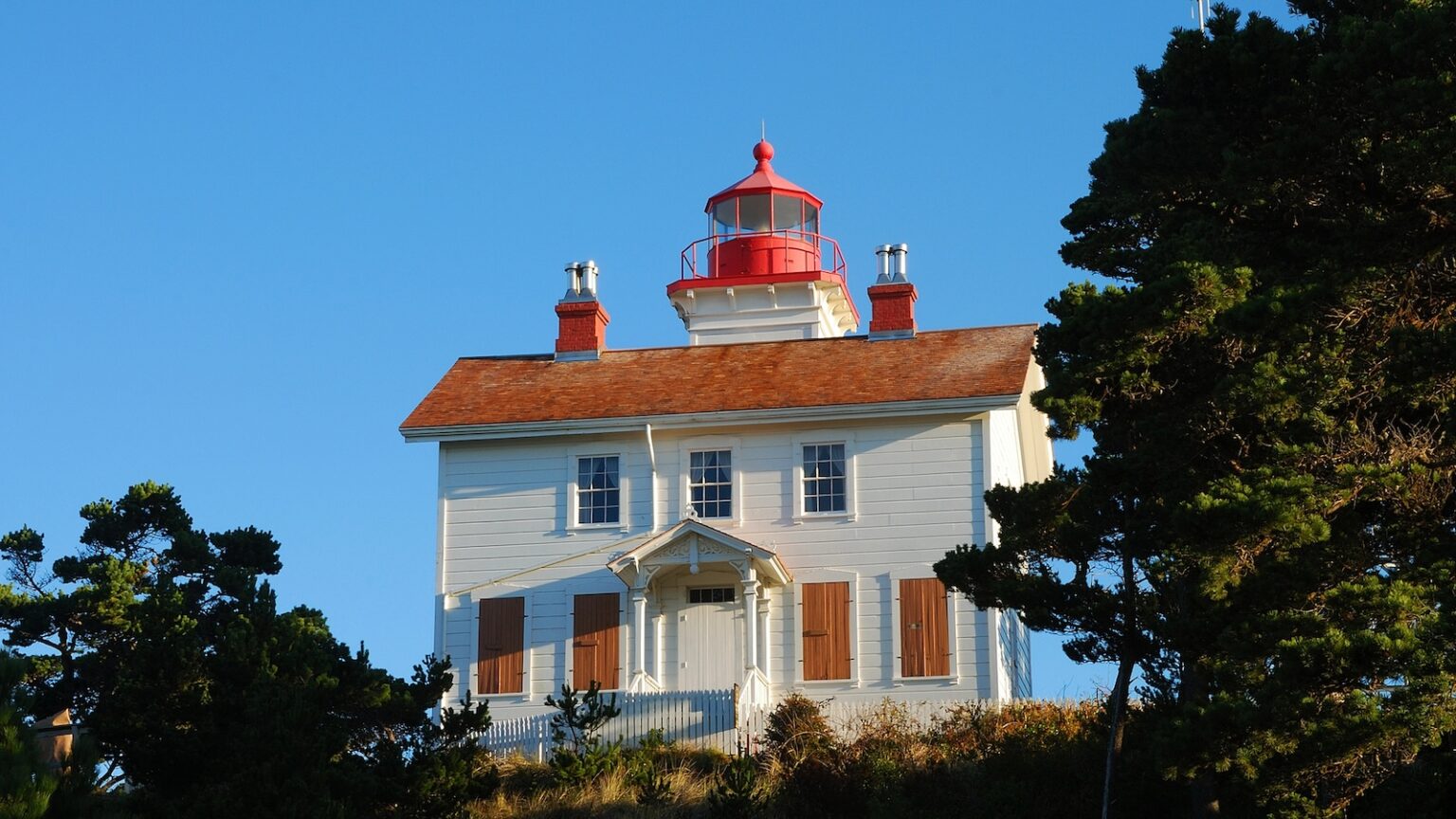 10 Must Visit Lighthouses in Oregon - Roam the Northwest