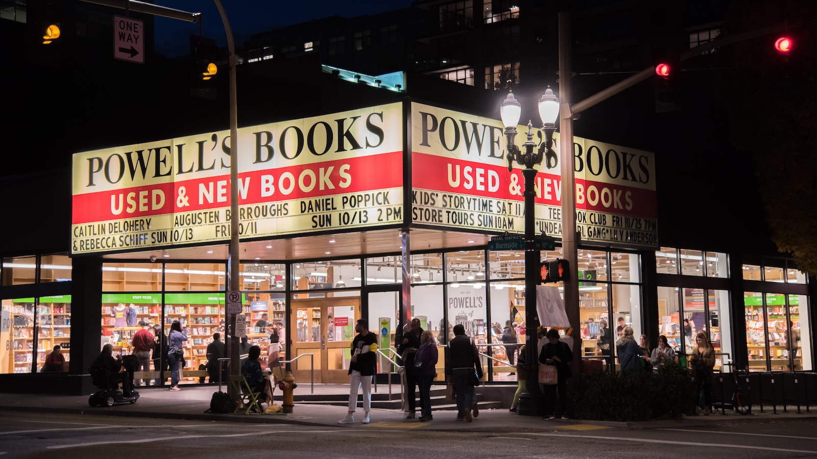 Spend A Rainy Fall Day In the World's Largest Bookstore In This Oregon ...